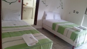 Quarto casal básico, 2 camas de casal | Escrivaninha, Wi-Fi de cortesia, roupa de cama
