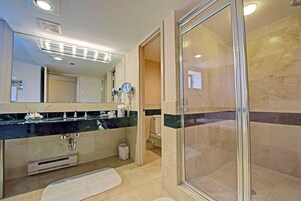 Quarto standard, 1 cama King, para não fumantes, banheira de hidromassagem | Banheiro | Produtos de toalete grátis, secador de cabelo, roupões de banho 