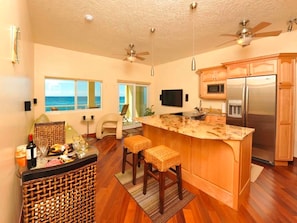 Suíte luxo, 1 quarto | Cozinha privada | Geladeira grande, micro-ondas, cooktop, lava-louças