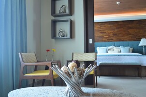 Suite King, frigorífico | Sala de estar | Televisor de ecrã plano de 40 polegadas com canais por cabo, televisor 