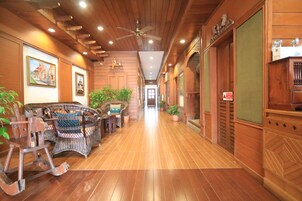 Área de estar no saguão