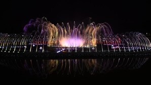 Um espetáculo noturno de fontes com jatos de água e luzes.