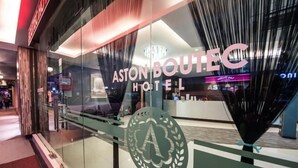 Exterior do hotel Aston BOUTEC, com fachada de vidro e logotipo em destaque.