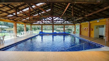 Piscina interna, piscina externa, guarda-sóis, espreguiçadeiras