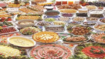 Pequeno-almoço tipo buffet diário (1980 JPY por pessoa)