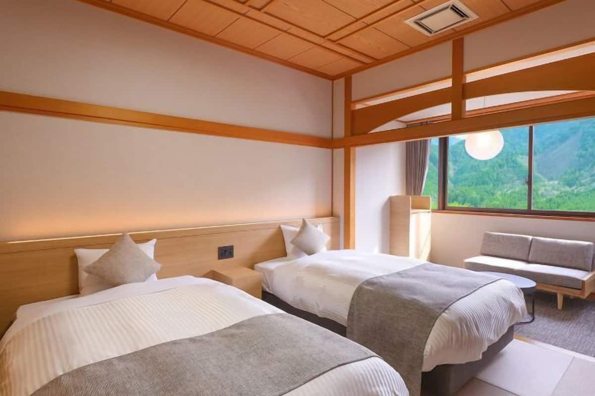 Cofre no quarto, roupa de cama fornecida