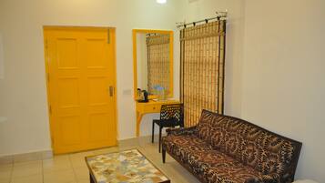 Quarto luxo, vários quartos | Escrivaninha, ferros/tábuas de passar roupa