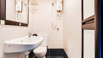 Quarto casal standard | Banheiro | Chuveiro, chuveiro com efeito de chuva, produtos de toalete grátis, bidê