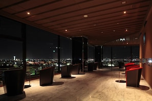 2 bares/lounges