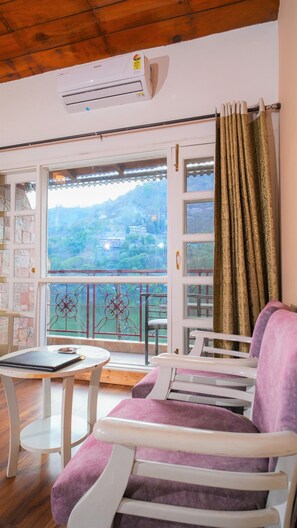 Lake Facing Non AC Deluxe Room on First Floor | Roupa de alta qualidade, secretária, ferro/tábua de engomar 