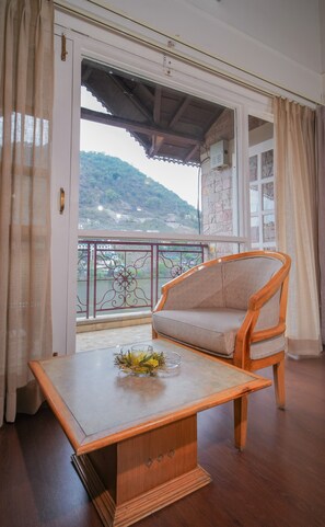 Lake Facing Non AC Deluxe Room on First Floor | Roupa de alta qualidade, secretária, ferro/tábua de engomar 