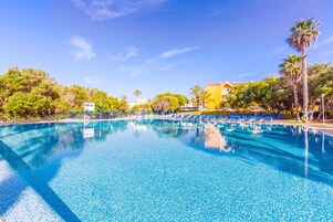 Piscina externa sazonal, funciona das 10h às 20h, guarda-sóis