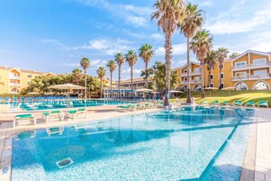 Piscina externa sazonal, funciona das 10h às 20h, guarda-sóis