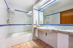 Secador de cabelo, bidê, toalhas de banho, sabonete