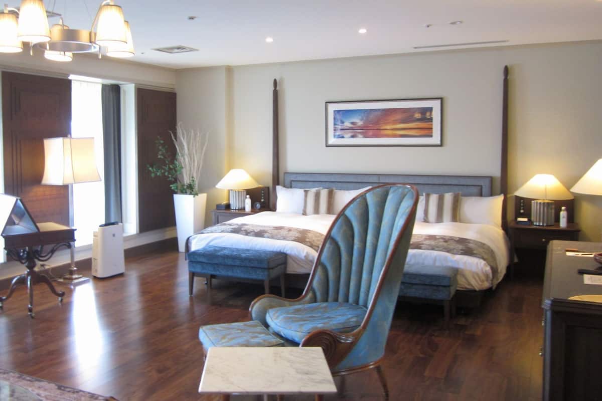 1 quarto, cofres nos quartos, escrivaninha