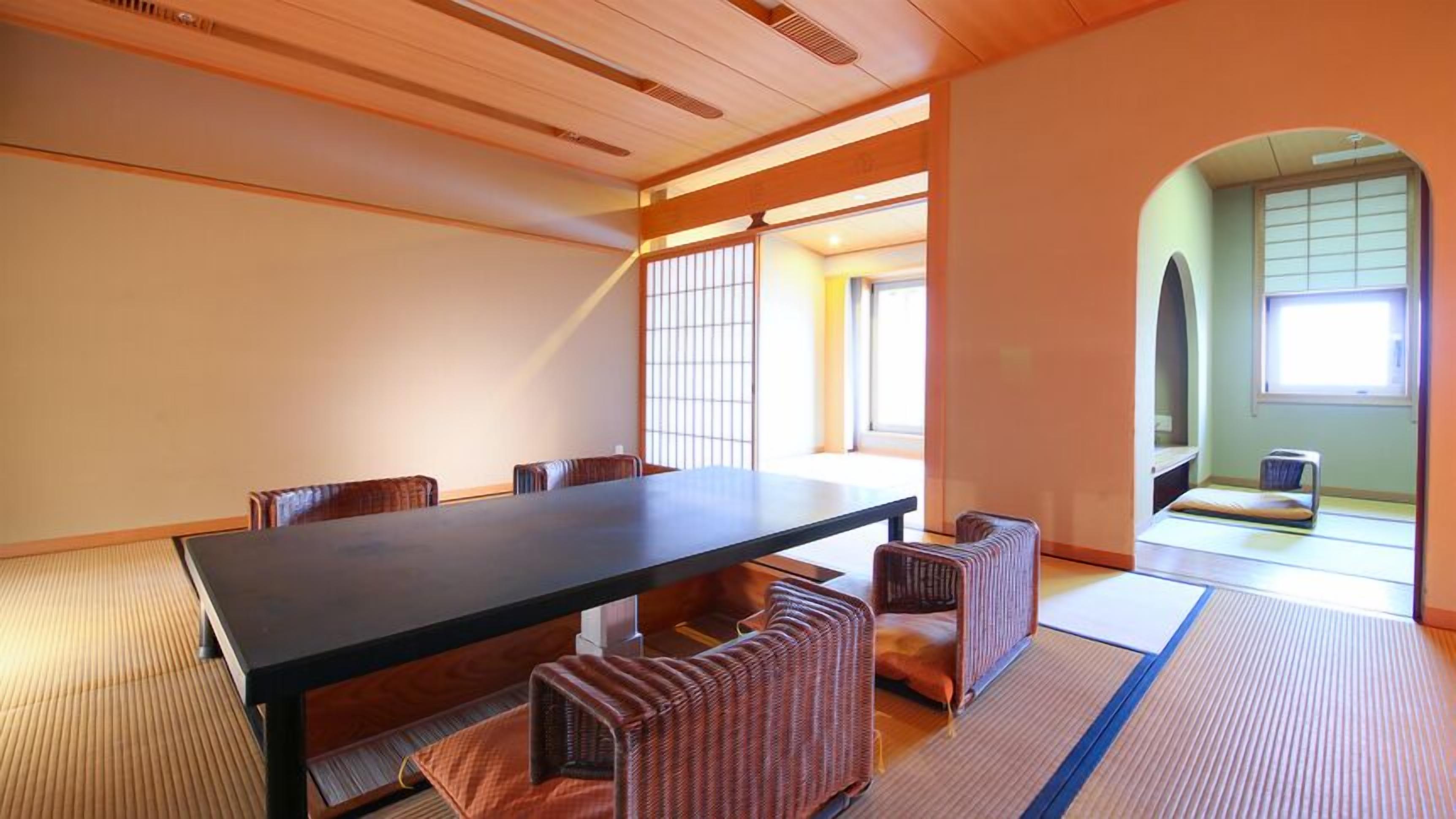 Um quarto japonês tradicional com tatames, uma mesa baixa e biombos shoji.
