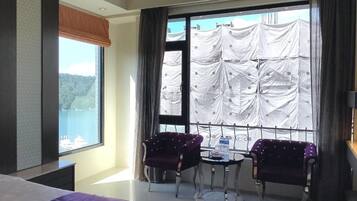 Quarto Familiar, vista parcial para o lago | Roupa de alta qualidade, minibar, secretária