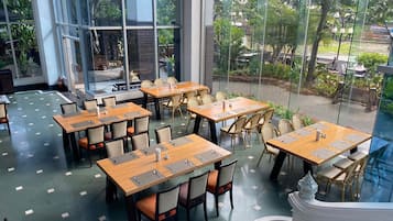 4 restaurantes, pequenos-almoços servidos, cozinha internacional