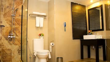 Royal Suite Room | Casa de banho | Um polibã, artigos de higiene pessoal grátis, um secador de cabelo