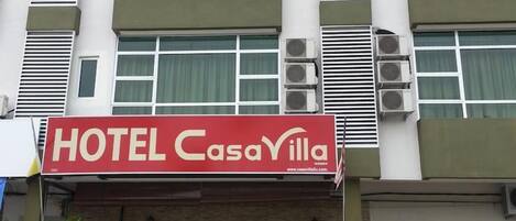 Placa de hotel com o nome 'HOTEL CasaVilla' e um endereço de site.