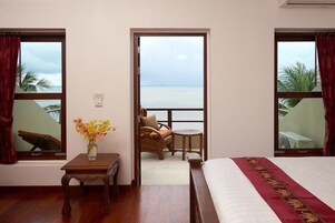 Roupas de cama premium, camas com colchões pillow-top, frigobar