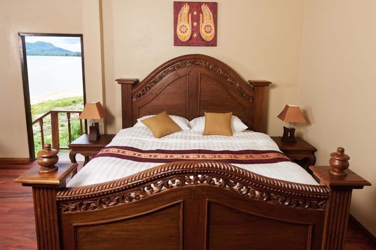 Roupas de cama premium, camas com colchões pillow-top, frigobar