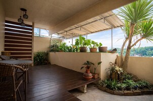 Penthouse Twin Room | Roupas de cama antialérgicas, frigobar, escrivaninha, Wi-Fi de cortesia