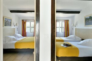 Quarto família, terraço | Roupas de cama antialérgicas, cofres nos quartos, escrivaninha