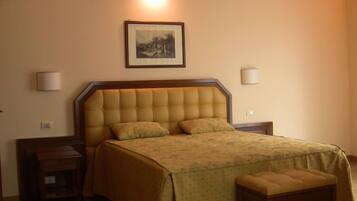 Frigobar, cofres nos quartos, escrivaninha, berços grátis