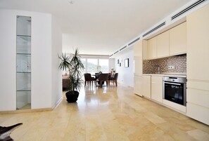 Penthouse de Luxo, 2 quartos, vista para o oceano | Cozinha privada | Um frigorífico, uma máquina de lavar louça, uma cafeteira/bule 