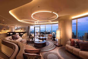 Suite Presidencial | Sala de estar | Televisor LCD de 42 polegadas com canais de TV premium, televisor 