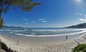 Perto da praia, guarda-sóis de praia