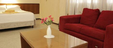 Quarto Duplo Superior | Secretária, Wi-fi grátis, roupa de cama fornecida