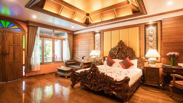 Quarto executivo (Pool Access with Jacuzzi and Balcony) | Cofres nos quartos, escrivaninha, cortinas blackout