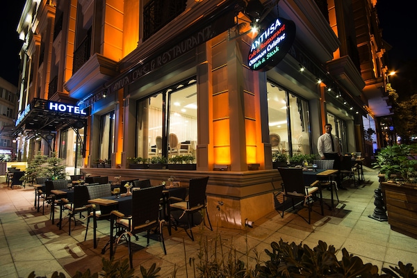 Café da manhã, almoço e jantar; culinária internacional