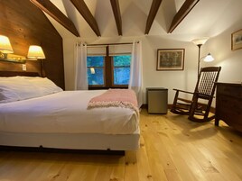 Quarto Deluxe, várias camas | Roupa hipoalergénica, edredões de penas, com decoração personalizada 
