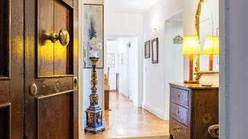 Apartamento (2 Bedrooms) | Sala de estar | Smart TV de 32 polegadas com canais por cabo