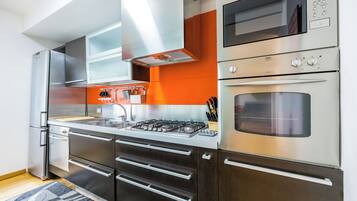 Apartamento (2 Bedrooms) | Cozinha privada | Um micro-ondas, um forno, uma máquina de café expresso