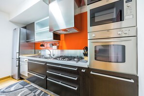 Apartamento (2 Bedrooms) | Cozinha privada | Micro-ondas, fogão, máquina de café expresso, chaleira elétrica