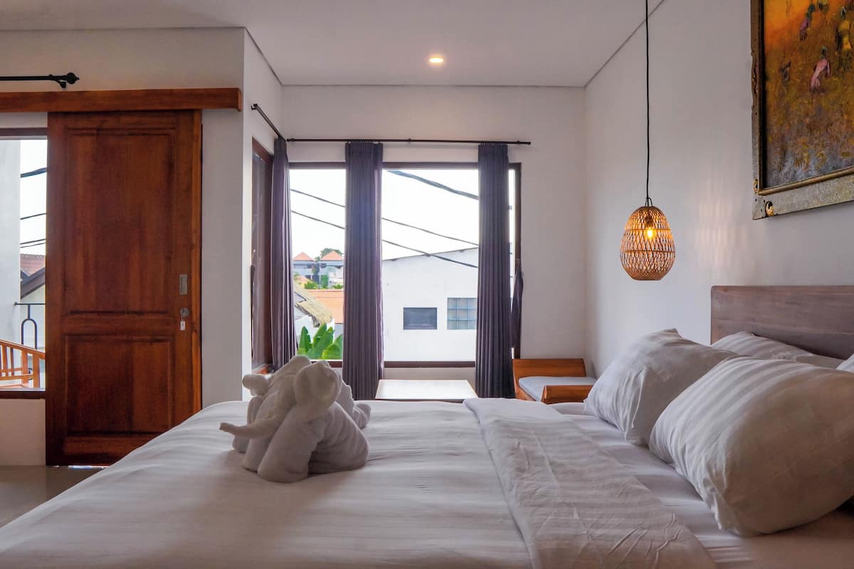 Quarto Duplo, 1 quarto, varanda, vista para a piscina | Secretária, Wi-fi grátis, roupa de cama fornecida