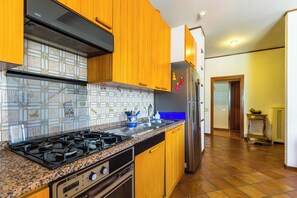 Apartamento (2 Bedrooms) | Cozinha privada | Um micro-ondas, um forno, uma placa de cozinha 