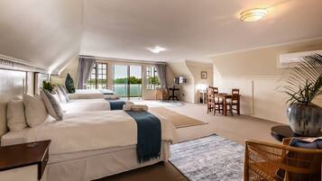 Apartamento Familiar, varanda, vista para o mar | Cofre no quarto, cortinas/cortinados opacos, ferro/tábua de engomar