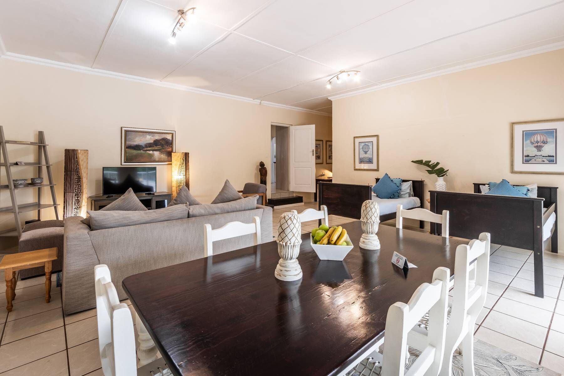 Apartamento luxo, sacada, vista para a piscina | Opções para refeição no quarto
