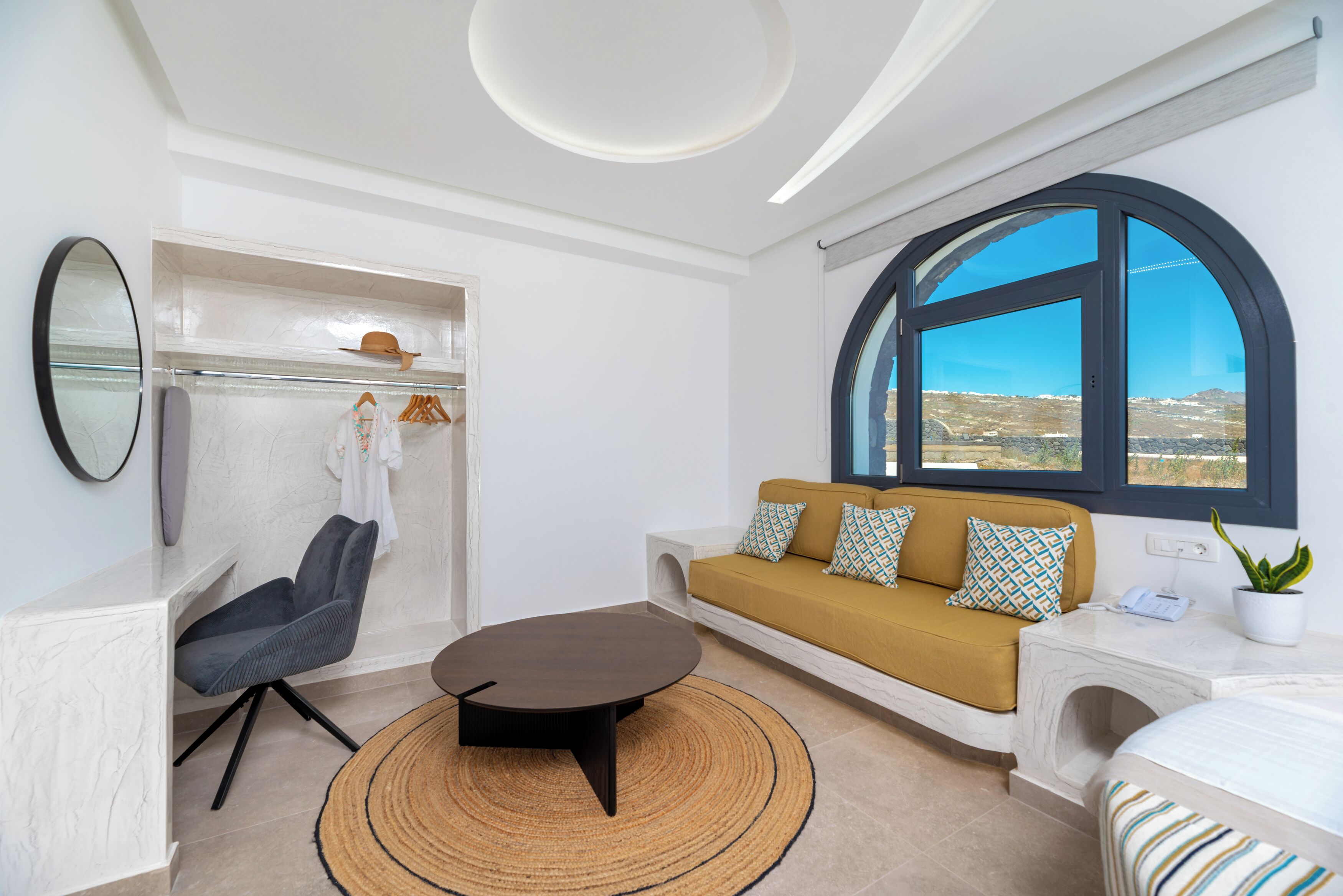 Roupa hipoalergénica, cofre no quarto, com decoração personalizada 