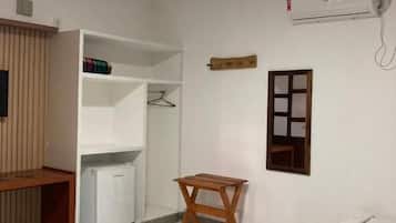 Quarto quádruplo família, vista para o jardim | Frigobar, espaço de trabalho para notebook, cortinas blackout