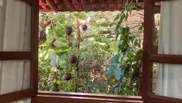 Quarto Quádruplo Familiar, vista para o jardim | Minibar, secretária adequada para computadores portáteis