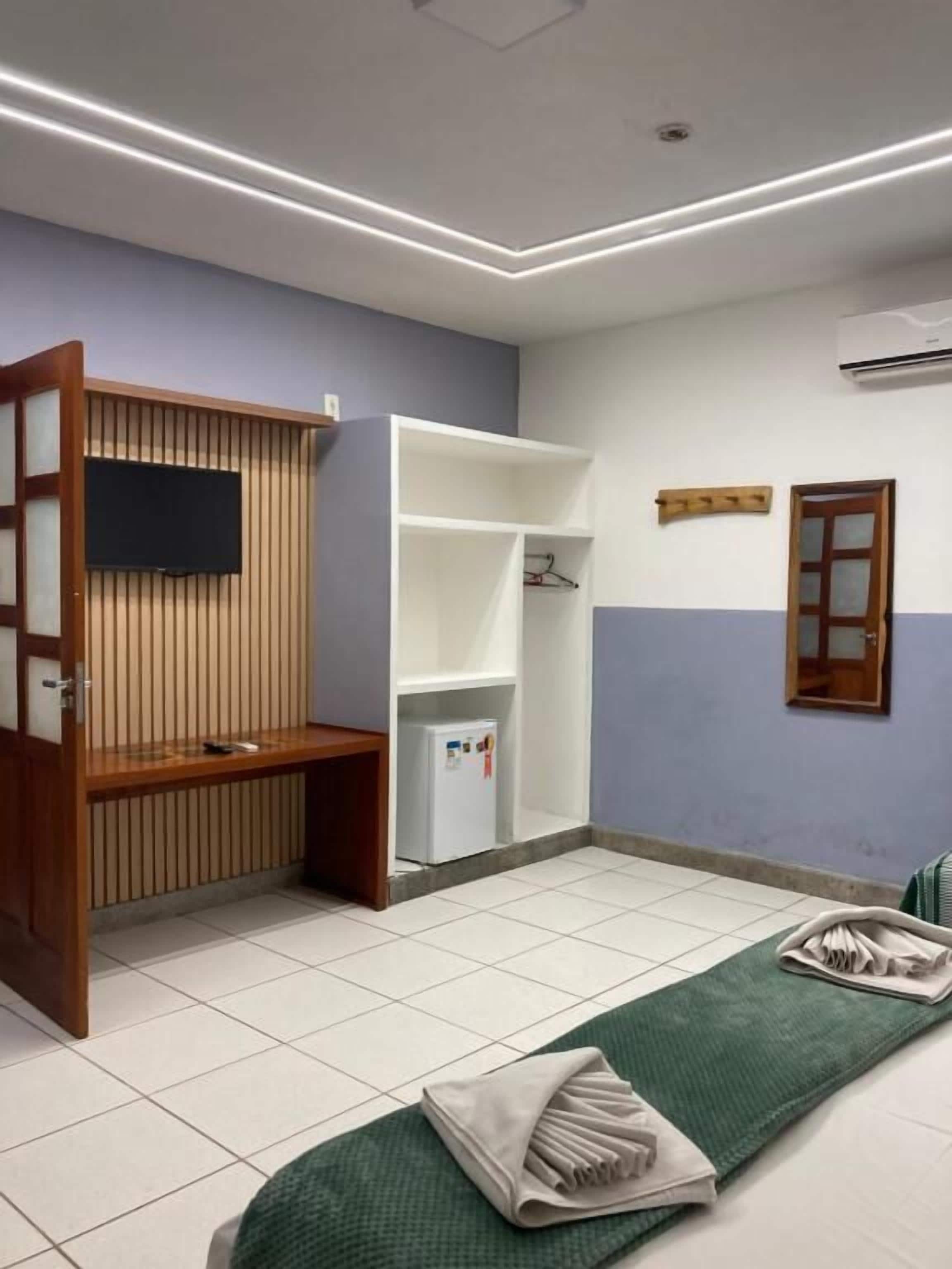 Quarto Quádruplo Familiar, vista para o jardim | Minibar, secretária adequada para computadores portáteis 