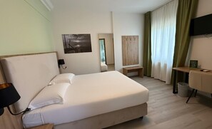 Quarto casal (Hotel) | Cofres nos quartos, escrivaninha, Wi-Fi de cortesia