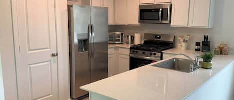 Casa (4 Bedrooms) | Cozinha privada | Um frigorífico, um micro-ondas, um forno, uma placa de cozinha