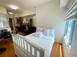 Estúdio Comfort | Secretária, cortinas/cortinados opacos, quartos insonorizados 